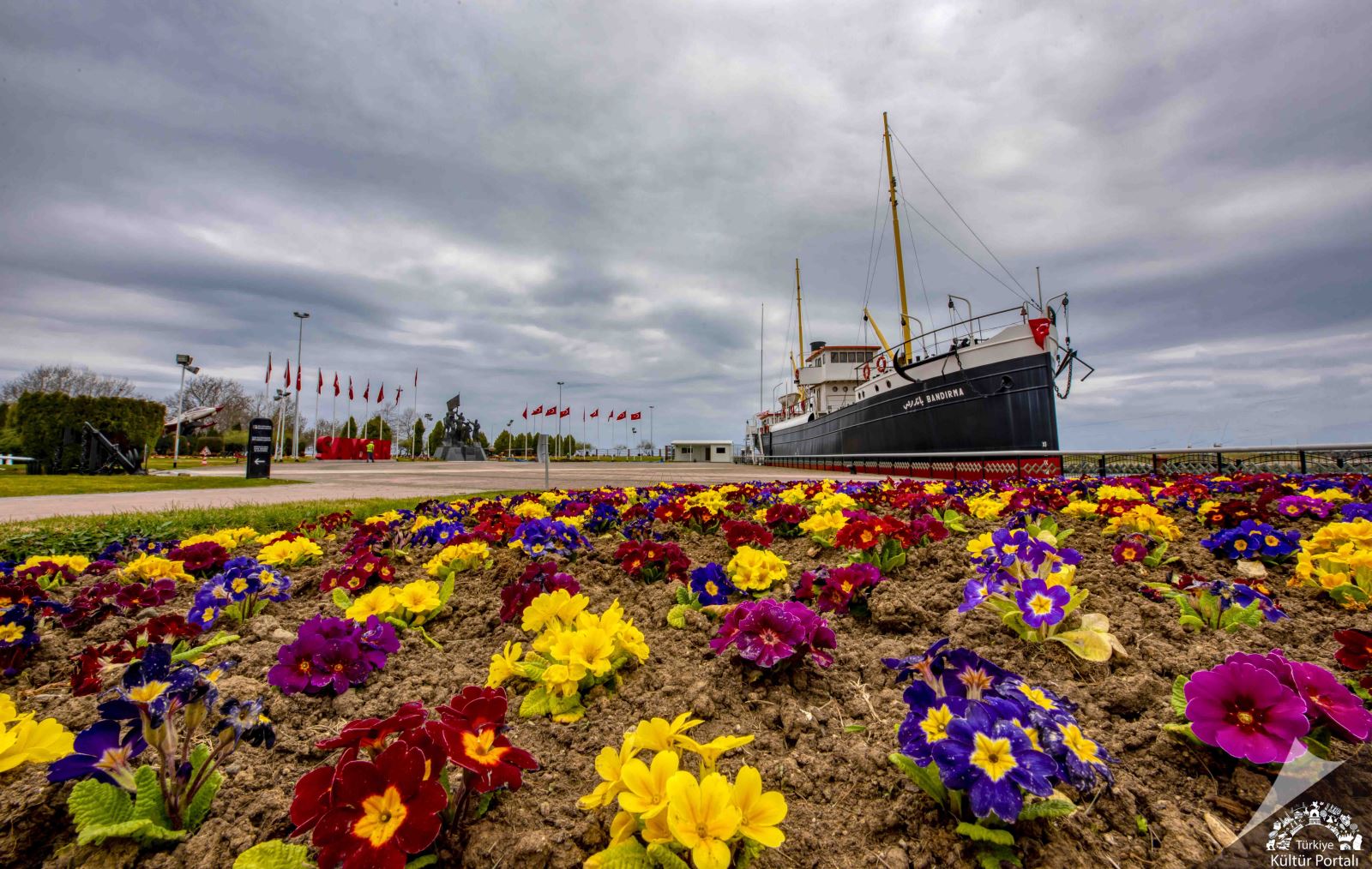 Gemi içindeki kamarada Mustafa Kemal Paşa ve dört silah arkadaşının ...